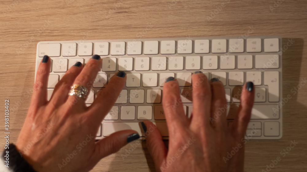 Persona haciendo teletrabajo desde casa, con las manos tecleando letras ...
