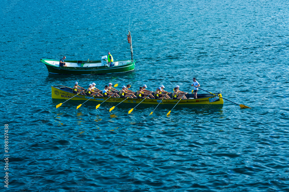 Foto de TRAINERA, traditional boat of the Cantabrian sea coast at the ...