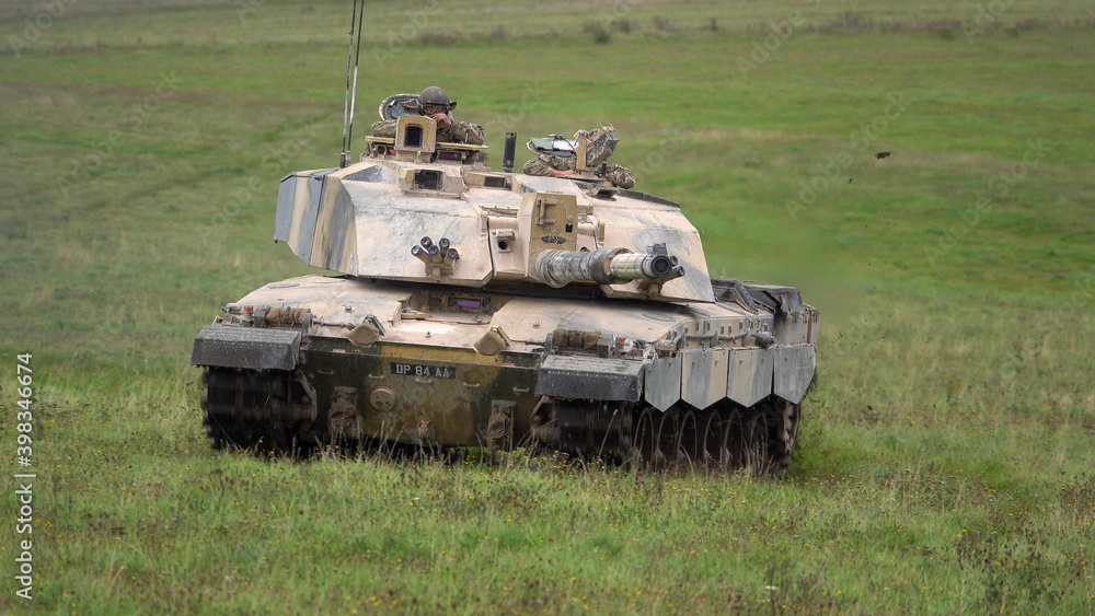 Action shot of a British army Challenger 2 FV4034 Main Battle Tank on a ...