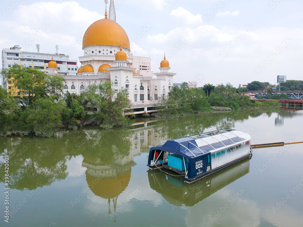 Foto de One of two units of The Ocean Cleanup interceptor for rubbish ...