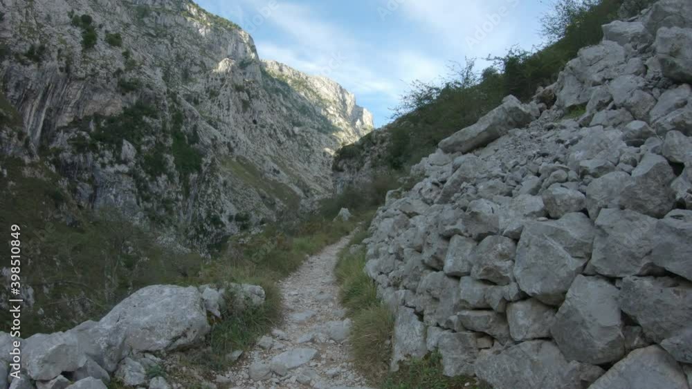 Video „DOLLY SHOT - The Cares Route in the heart of Picos de Europa ...