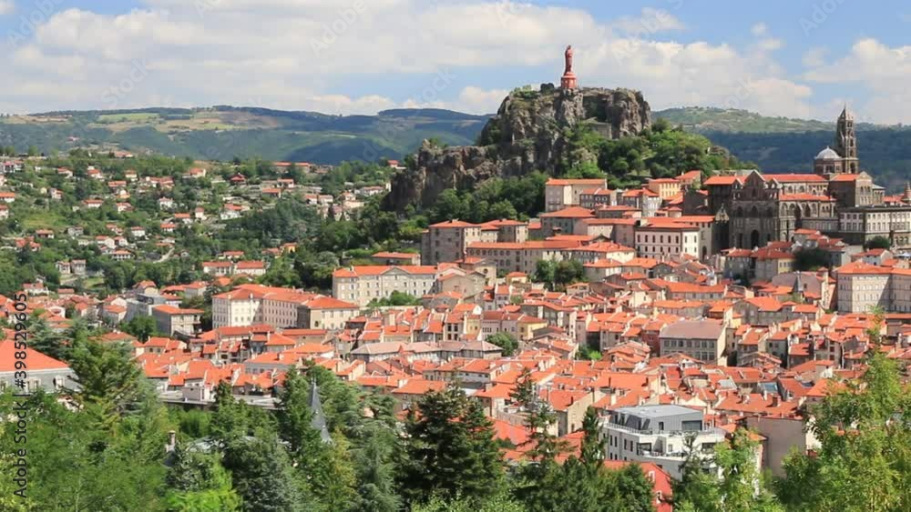 Vidéo Stock Les pitons rocheux et la cathédrale surplombants la ville ...