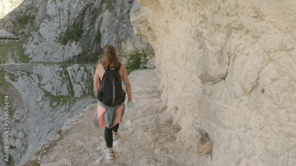 Vidéo Stock Cain, Spain - September 1, 2020: Female hiking trough the ...