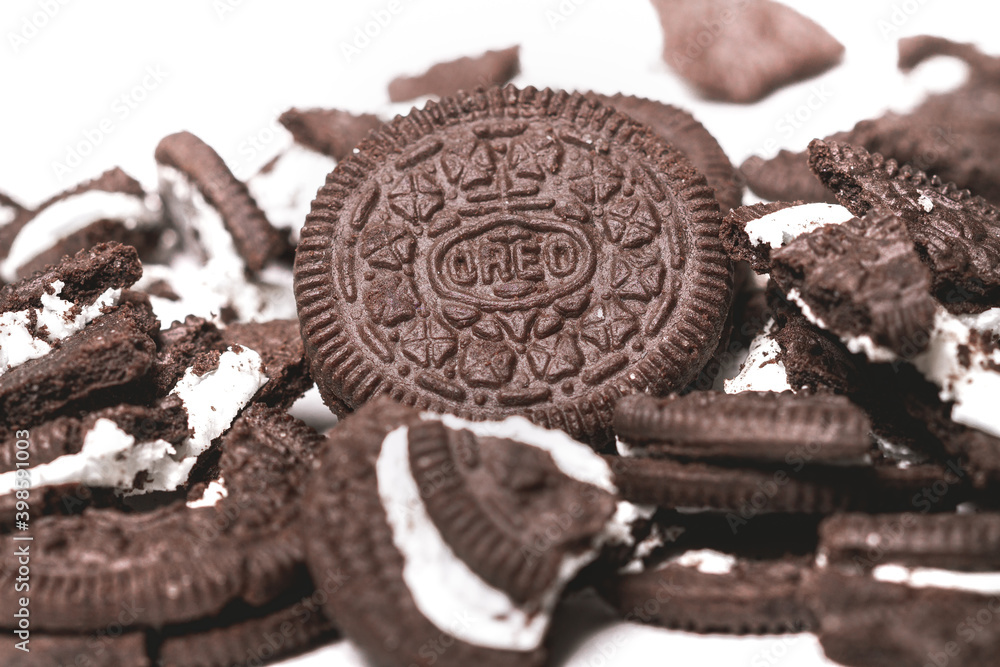 Oreo, biscoito recheado. Biscoito Oreo em close up em meio a pedaços do ...