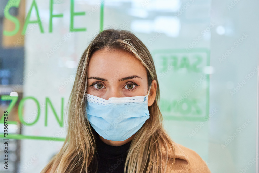 Customer with face mask in the Covid-19 pandemic Stock Photo | Adobe Stock