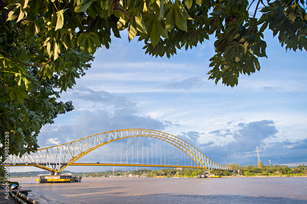 Foto de Kutai Kartanegara Bridge, landmark and icon of Tenggarong City ...