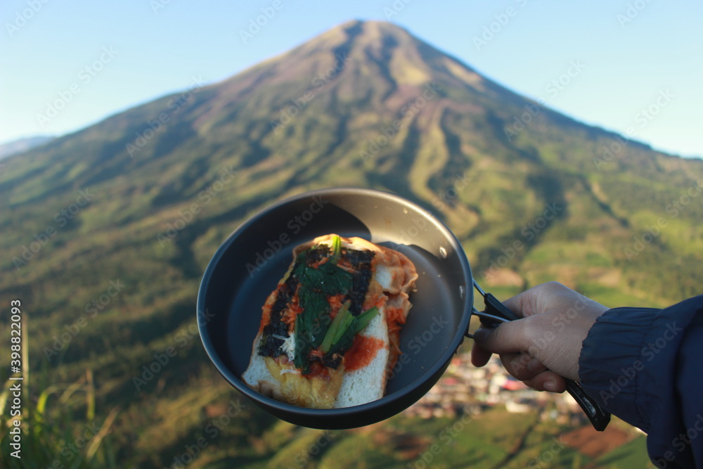 This photo is a photo of a delicious "mountain sandwich" breakfast menu ...