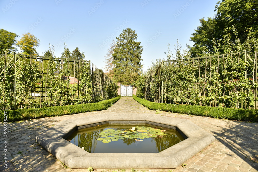 Le chemin principal avec sa pièce d'eau octogonal vers un arbre ...