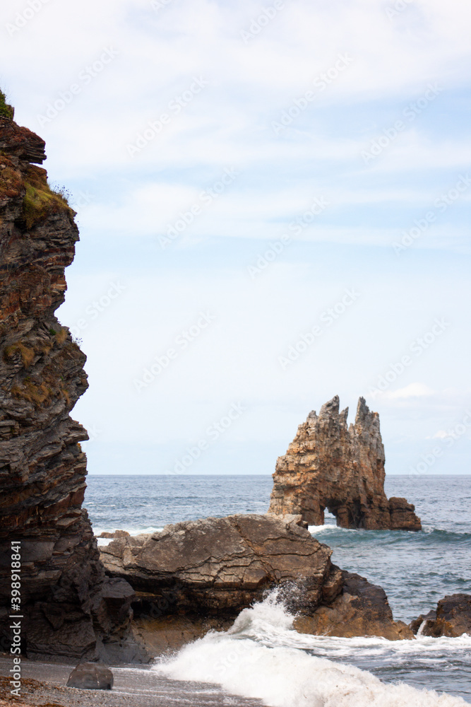 Playa con rocas espectaculares en el mar Stock Photo | Adobe Stock
