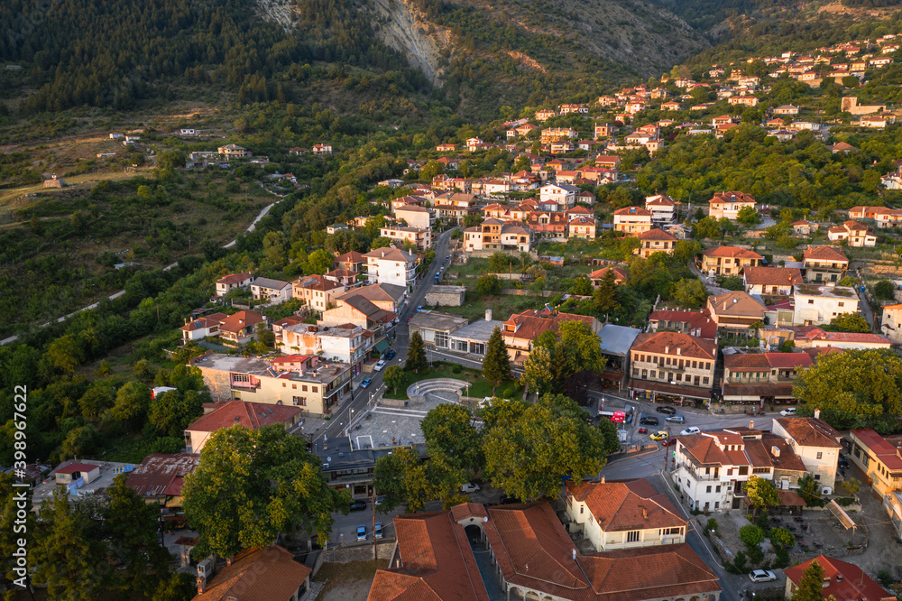 Foto de Aerial Photo of Konitsa town in Epirus Greece and Pindos ...