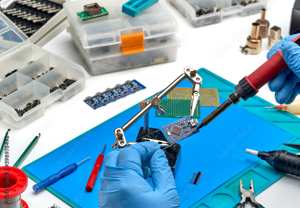 DIY-on the mounting table is an Arduino microprocessor unit and a tool ...