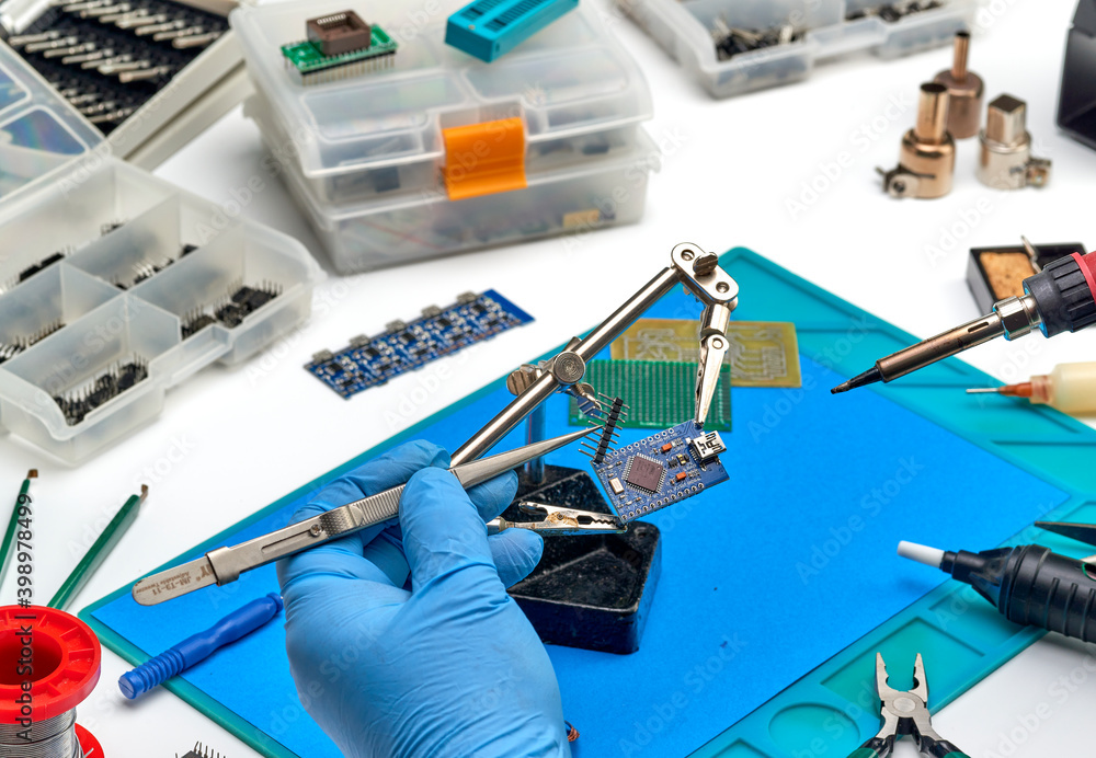 DIY-on the mounting table is an Arduino microprocessor unit and a tool ...
