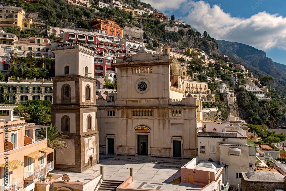 Die Kirche Santa Maria Assunta in Positano an der Amalfiküste in ...