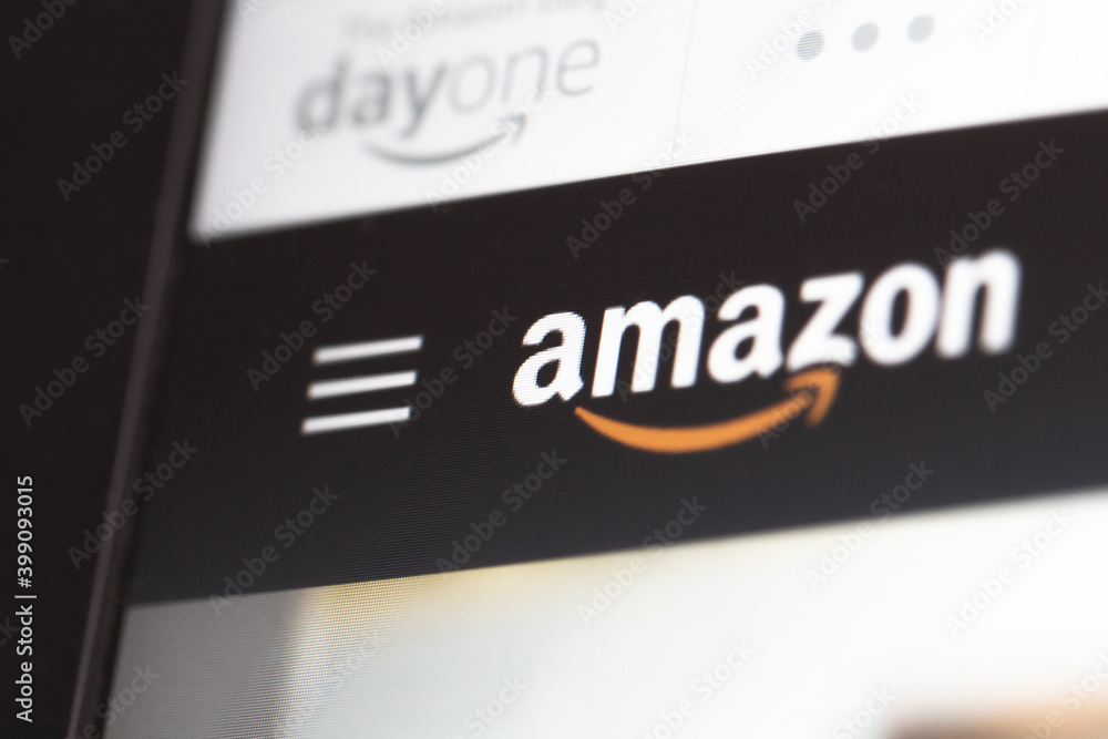 Amazon. Foto da logo da Amazon em seu website na tela de um notebook ...