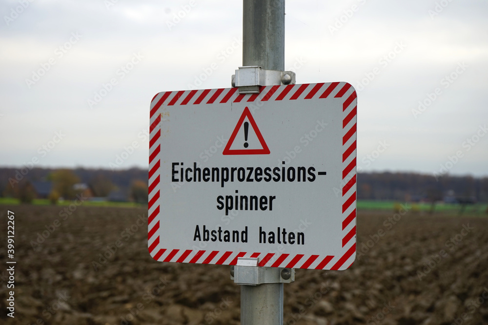 Warnung / Hinweisschild: Eichenprozessionsspinner Stock Photo | Adobe Stock