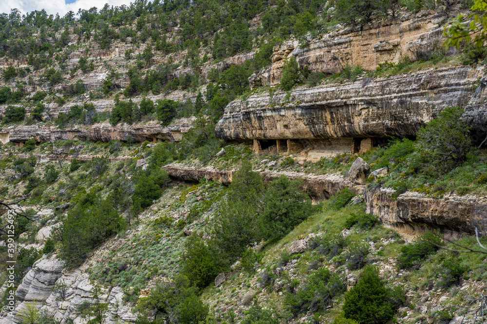 Native Americans troglodytes ruins in Walnut Canyon National Monument ...