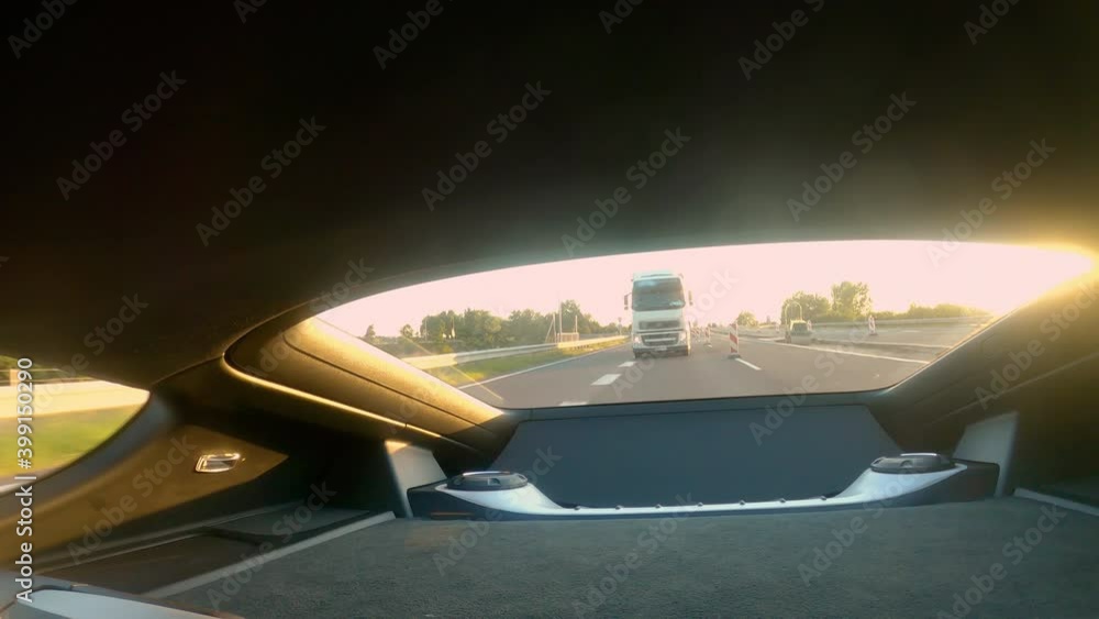 Vídeo do Stock: CLOSE UP, LENS FLARE: Golden sunbeams shine through ...