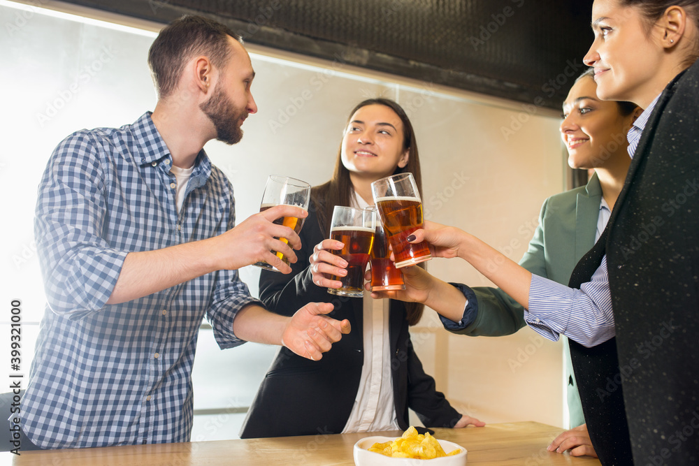 Foto de Clinking. Happy co-workers celebrating corporate event after ...