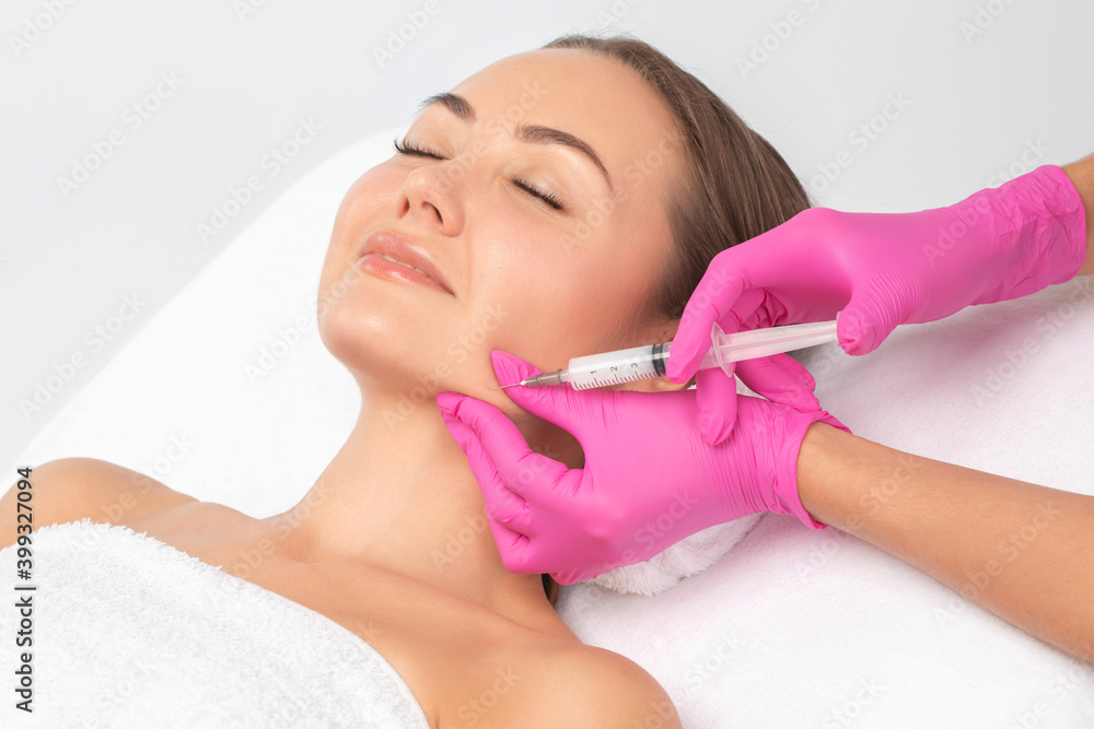 Cosmetologist makes lipolytic injections to burn fat on the chin ...