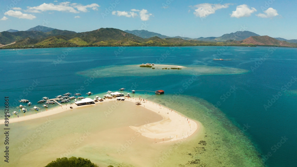 Foto de Beautiful beach on tropical island surrounded by coral reef ...