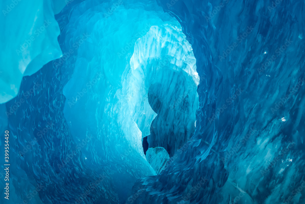 Fotka „Exploring the blue ice cave during the Tasman Glacier Heli Hike ...