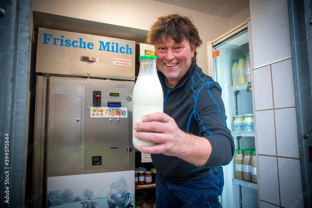 Foto de Frischmilch und Rohmilch vom Erzeuger aus dem Milchautomat do ...