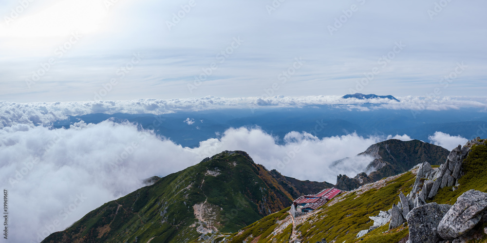 Foto de Grassy Kiso Mountains and Mount Ontake along the horizon in ...