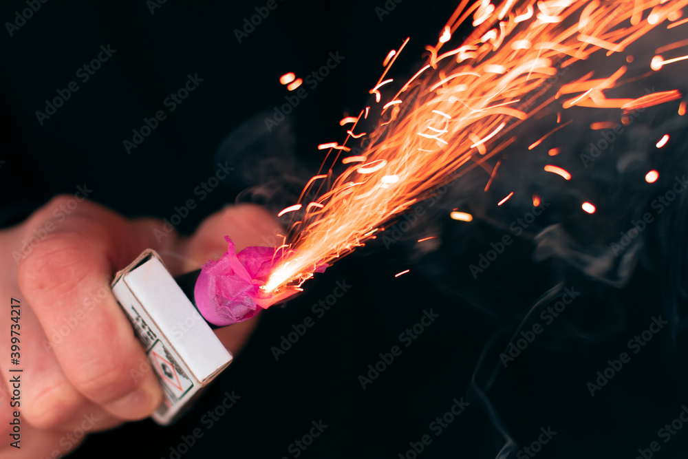 Foto de The Firecracker in a Hand. Man Holding a Burning Petard in His ...