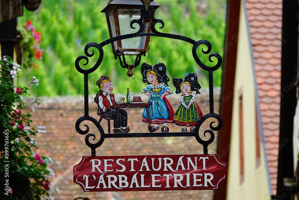 Panneau en métal typique d'Alsace avec des illustrations et peintures ...