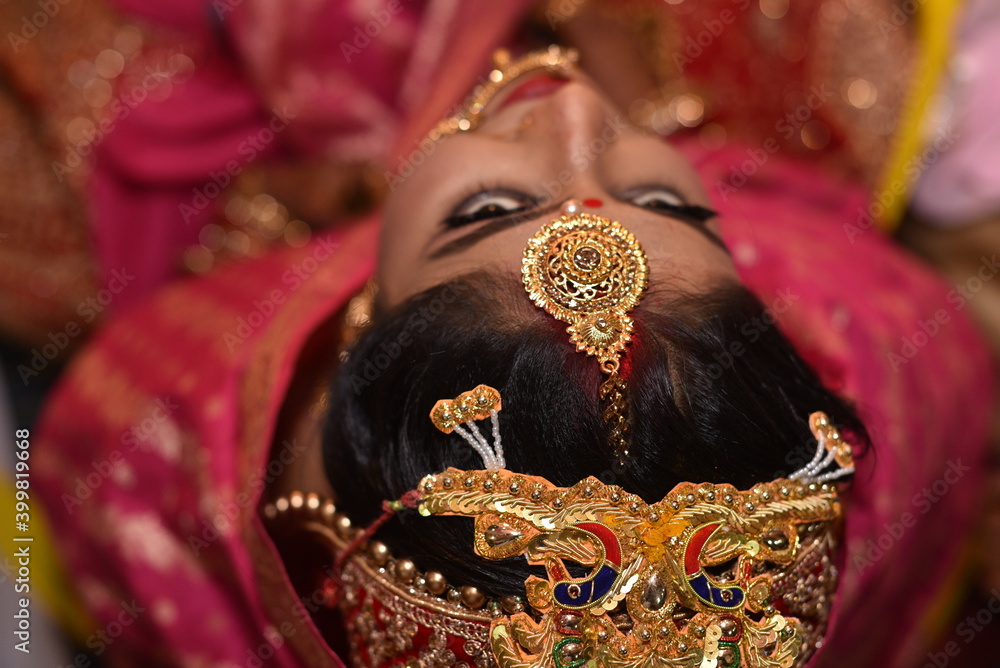 Bareilly 2019: Bride posing in wedding with Sindoor and Mang Tika. She ...