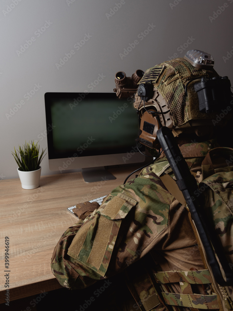 Fotka „US Army special forces operator looking at the computer screen ...