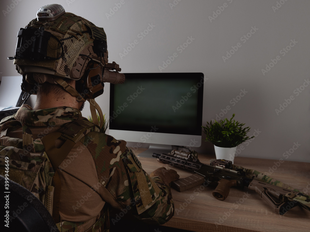 Foto de US Army special forces operator looking at the computer screen ...