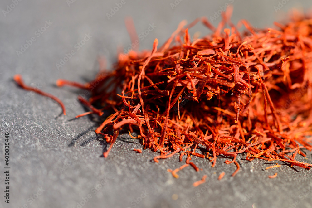 Azafrán , pistilos de la especie Crocus sativa, utilizados como especie ...
