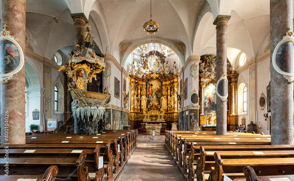 Parish church in Traunkirchen with the famous fisherman's pulpit ...