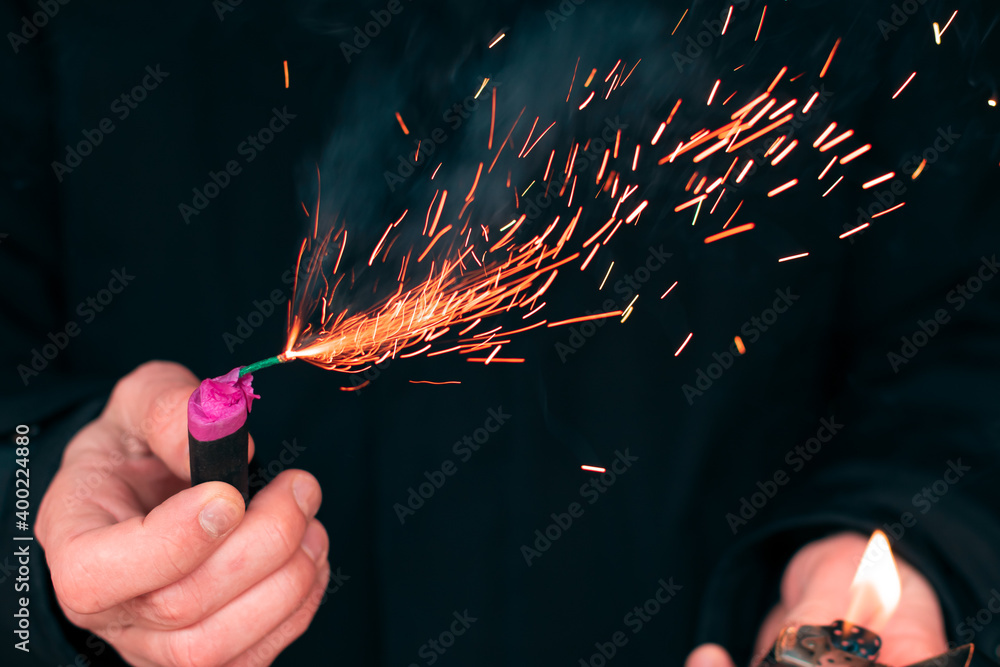 Foto de The Firecracker in a Hand. Man Holding a Burning Petard in His ...