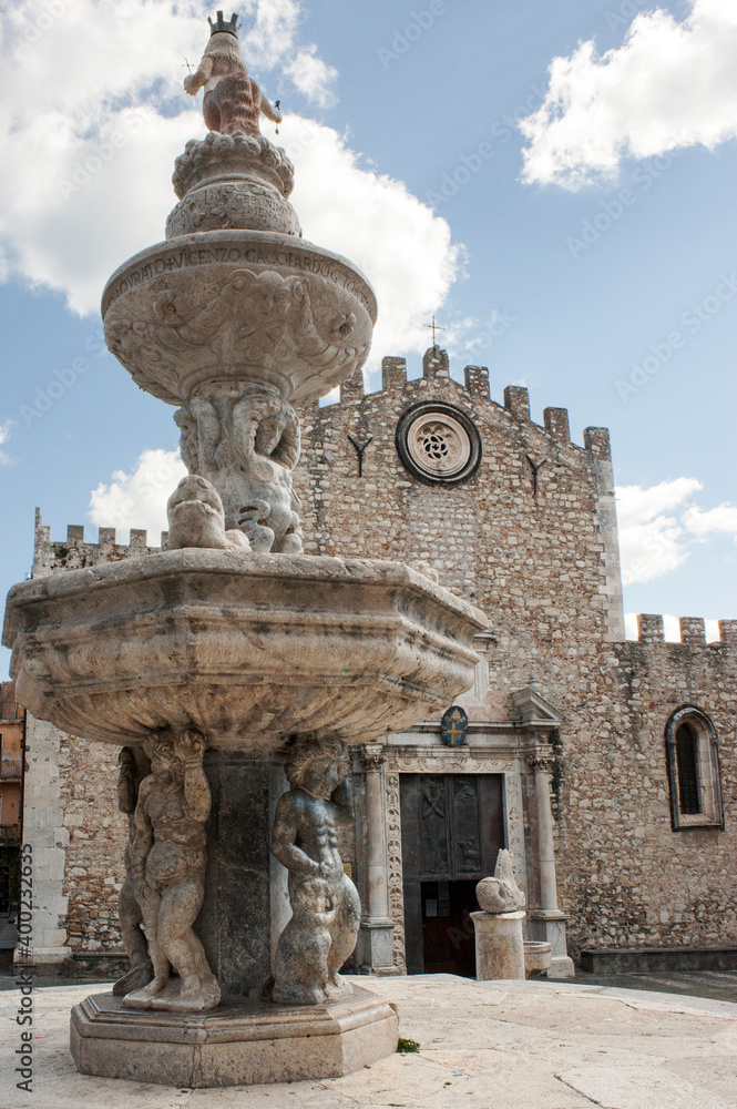 The square with the Duomo of Taormina and the baroque fountain with the ...