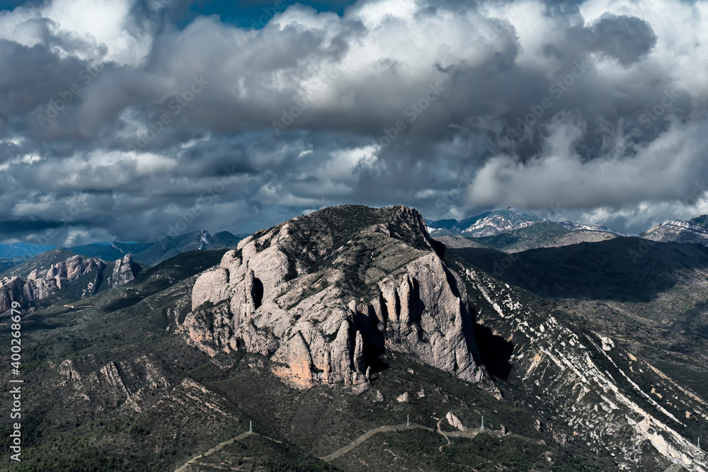 Foto de Macizo montañoso de los mallos de riglos, desde lo lejos do ...