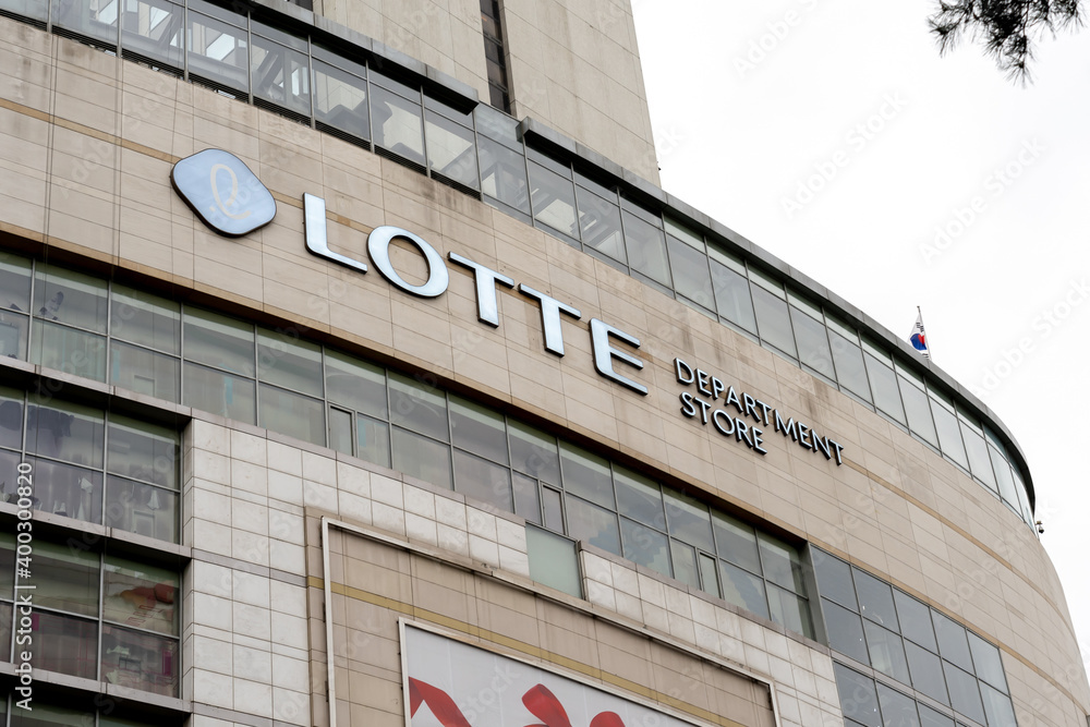 Foto de Seoul, South Korea - April 10, 2019: Lotte store sign on the ...