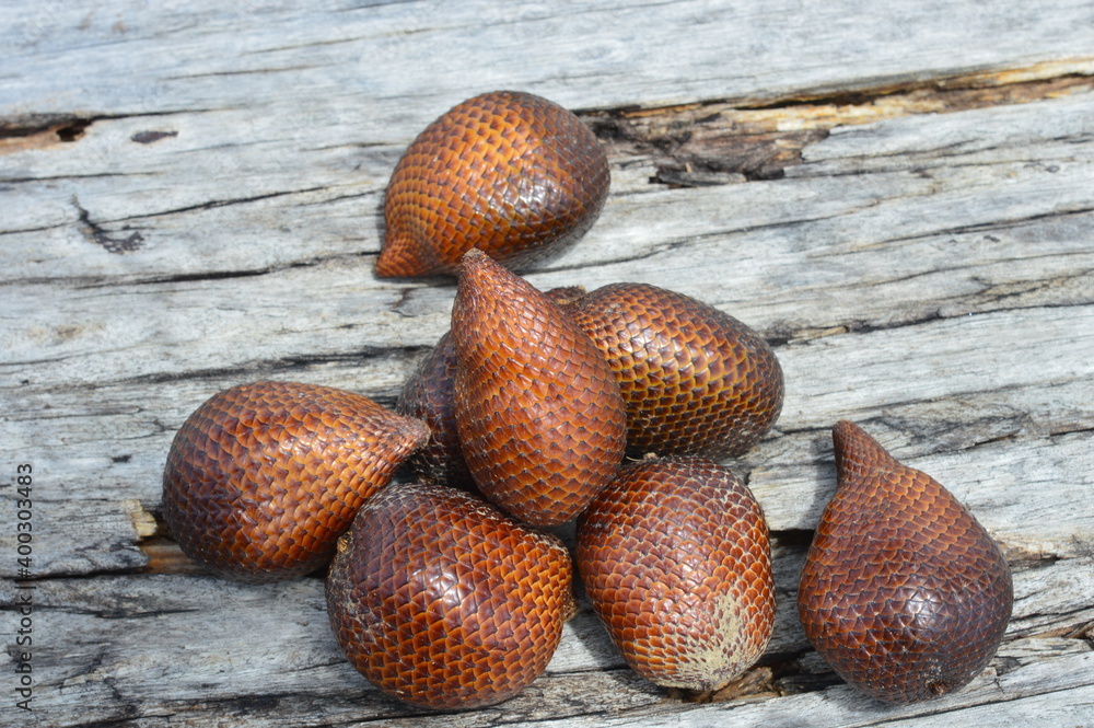Buah salak atau buah palem - Salak fruit or prickly palm fruit or ...
