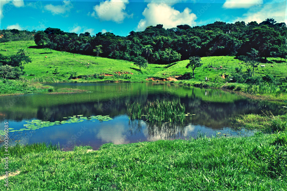lindo lago natural em pequeno vale no meio de montanhas da região de ...