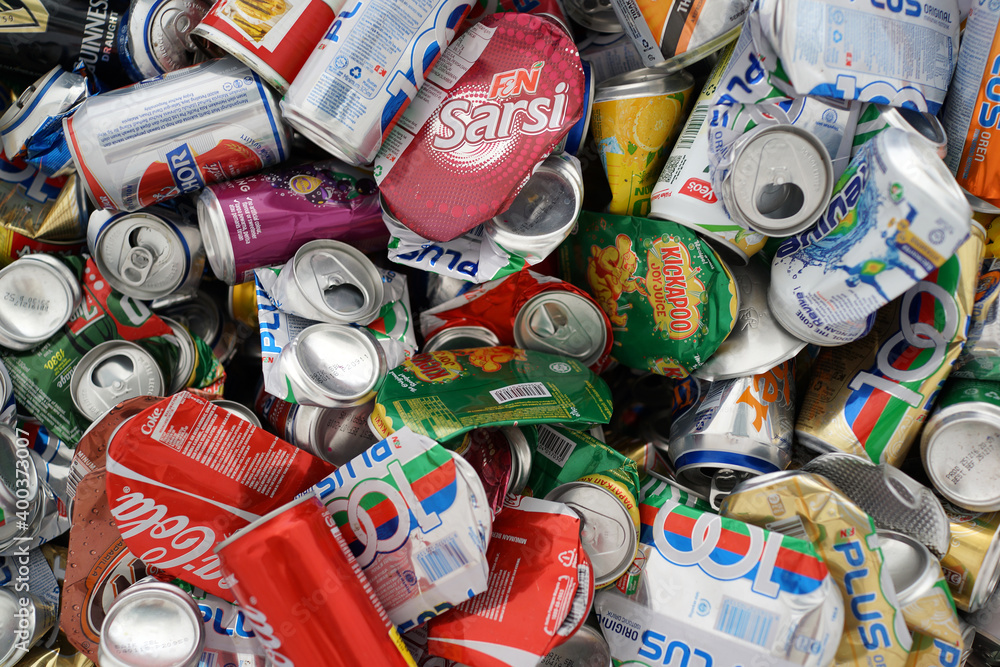 Foto de A heap of aluminum soda cans that are being stored for ...