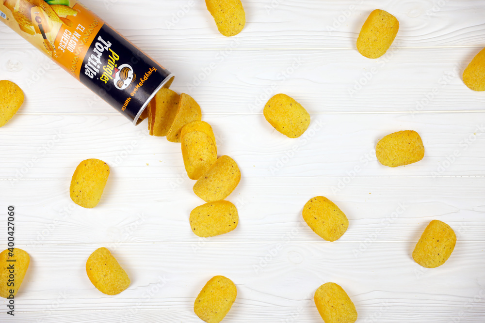 Pringles el nacho cheese flavour. Cardboard tube can with Pringles ...