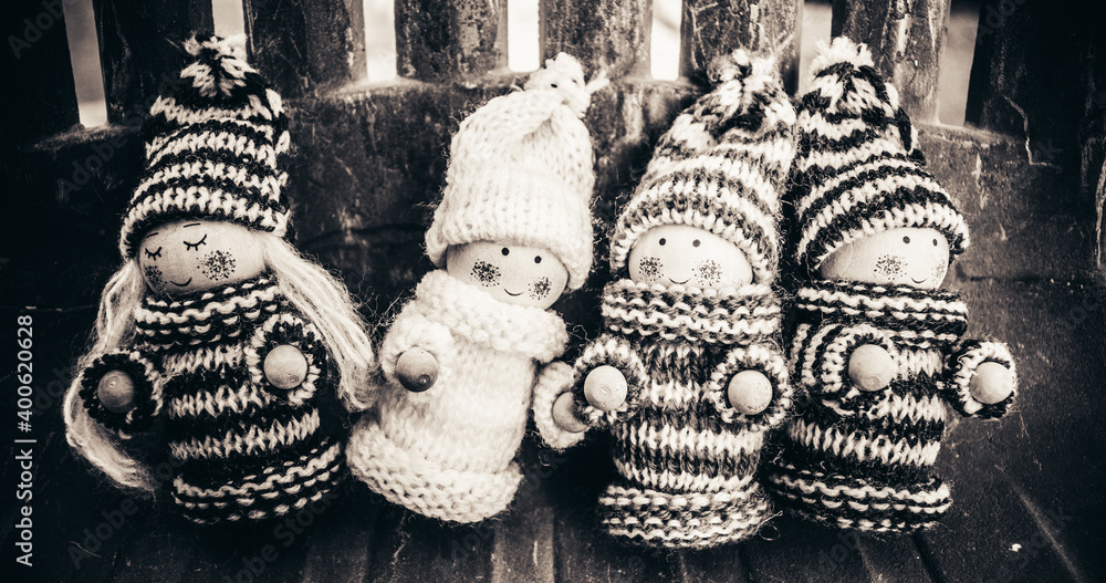 Duendes adorables e invernales en la naturaleza Stock Photo | Adobe Stock