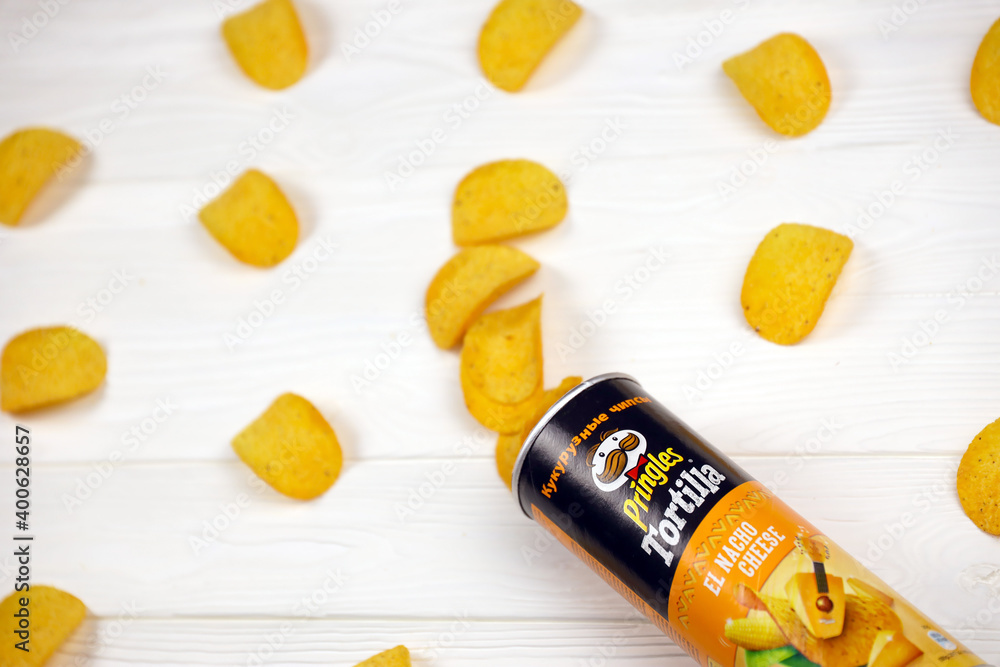 Foto de Pringles el nacho cheese flavour. Cardboard tube can with ...