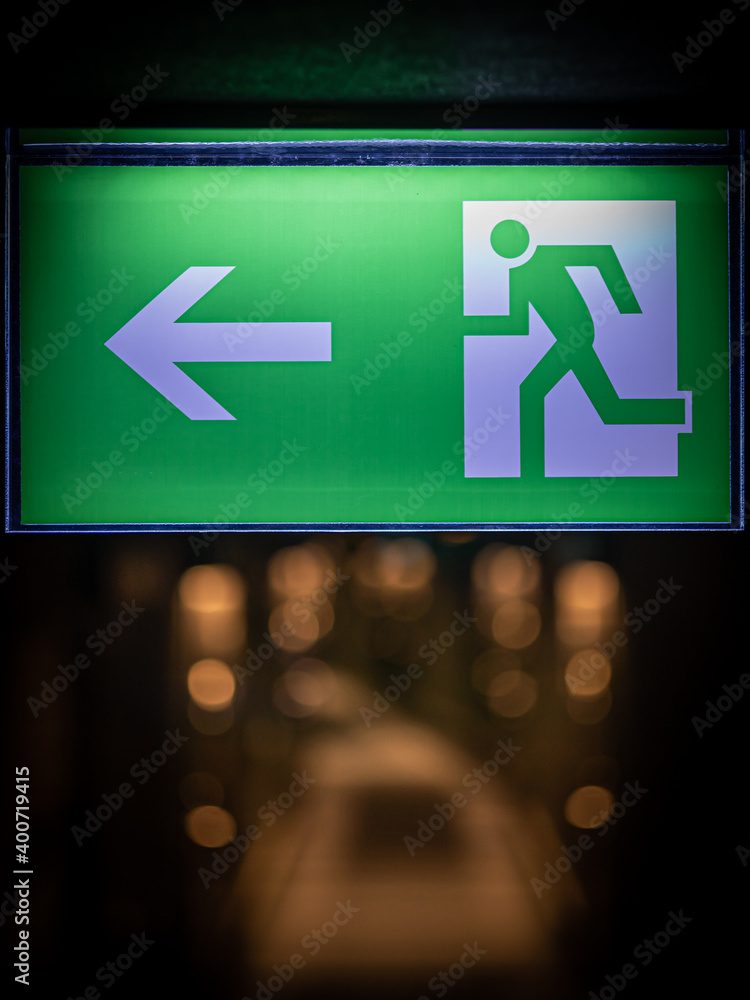 Foto de green emergency exit sign in hotel showing the way to escape do ...