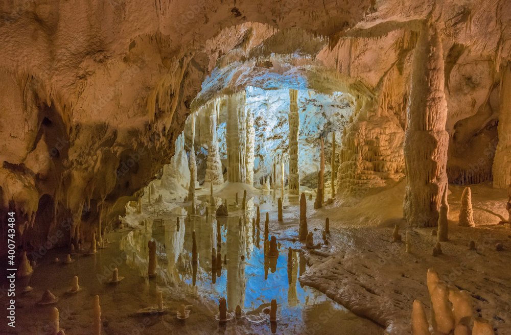 Foto de Grotte di Frasassi (Italy) - The Frasassi Caves, a huge karst ...