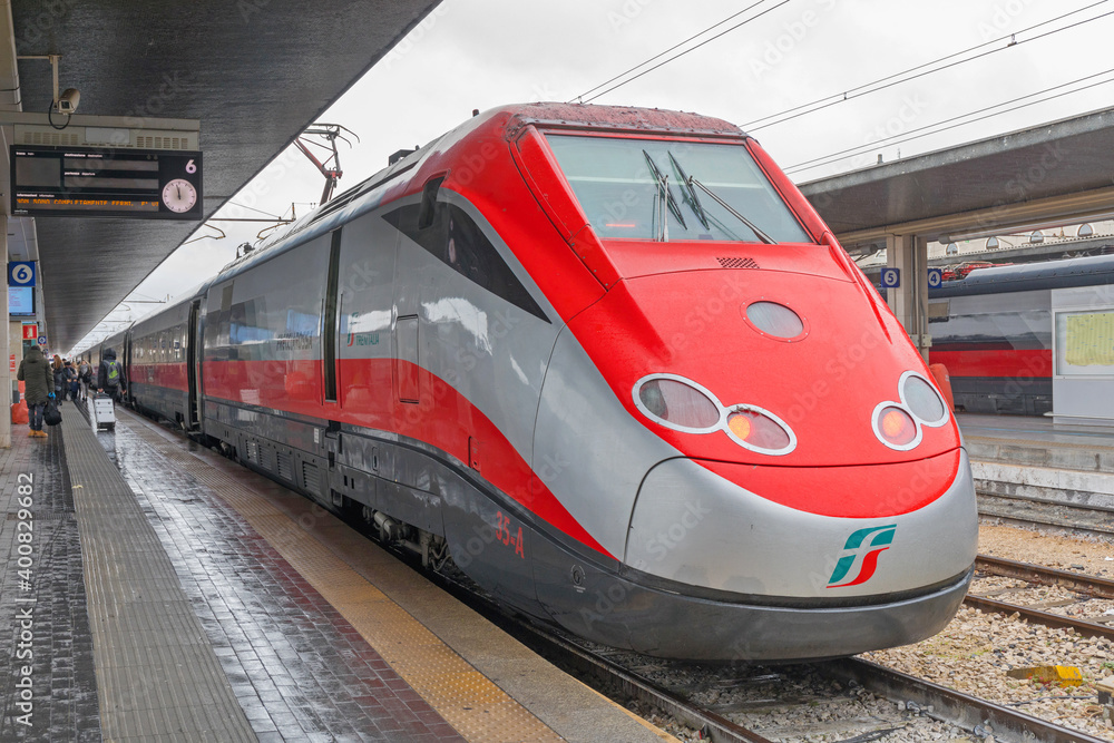 Foto Stock Frecciarossa Locomotive at Train Station in Venice Italy ...