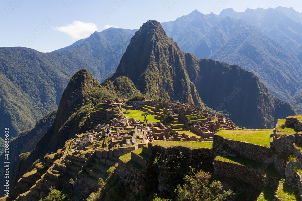 Foto de Tourist explore Machu Picchu, a 15th-century Inca citadel ...