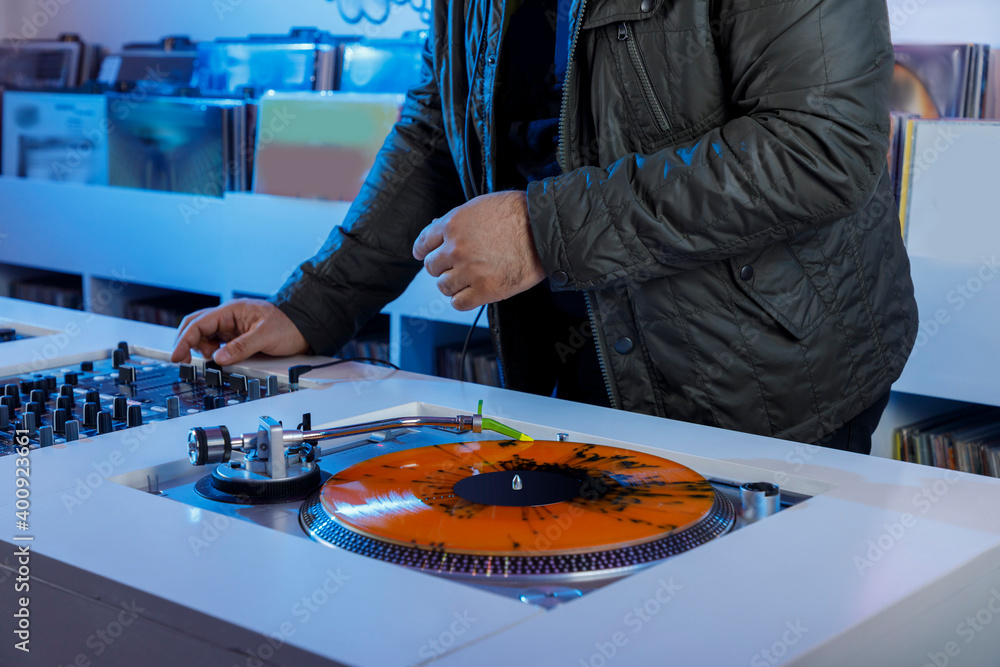 Manos de Dj mezclando música en el tornamesa con disco de vinil ...