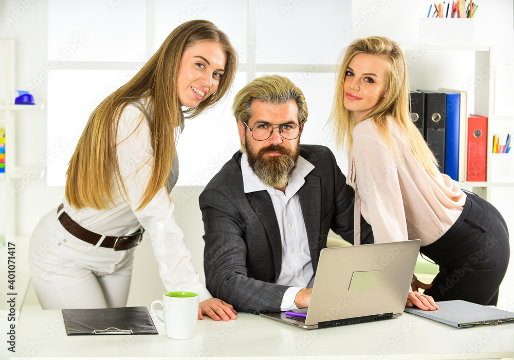 Foto de They love their boss. Surrounded by beautiful ladies. Flirting ... Foto de They love their boss. Surrounded by beautiful ladies. Flirting ...